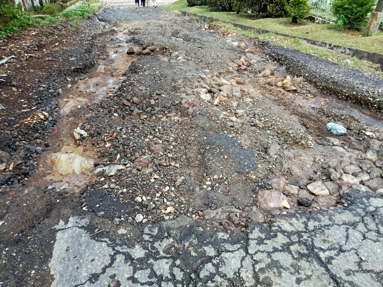 Jalan Depan PT Nampar Nos Ruteng Rusak Parah, Warga Sebut Serupa Kali Mati