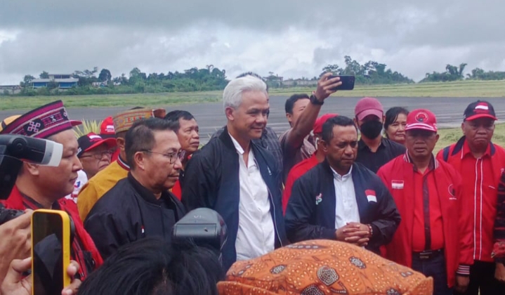 Ganjar Disambut Teriakan Prabowo Saat Tiba di Ruteng: Siapa Kita, 02 Enak